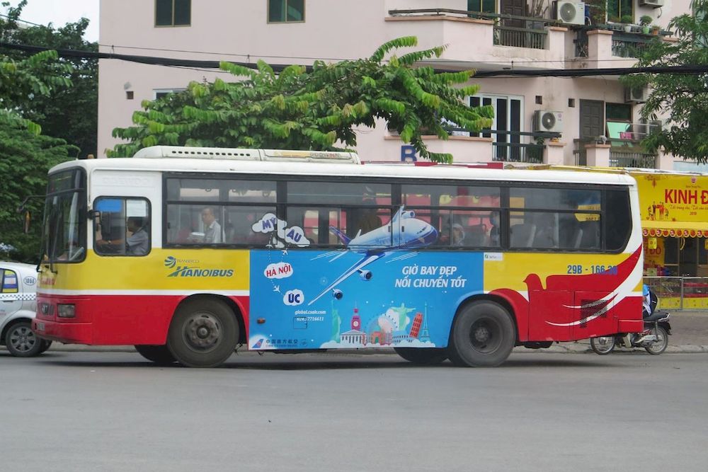 Phát huy khả năng sáng tạo với quảng cáo die-cut xe bus 3D