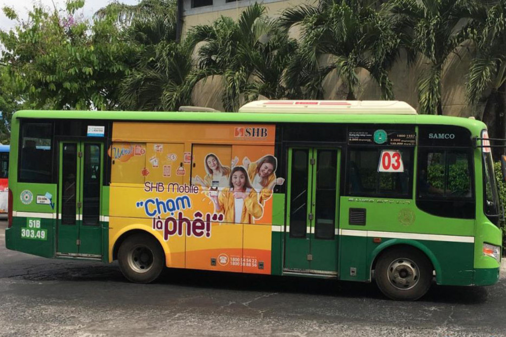 Quảng cáo tràn kính xe bus - Banner di động trên đường phố