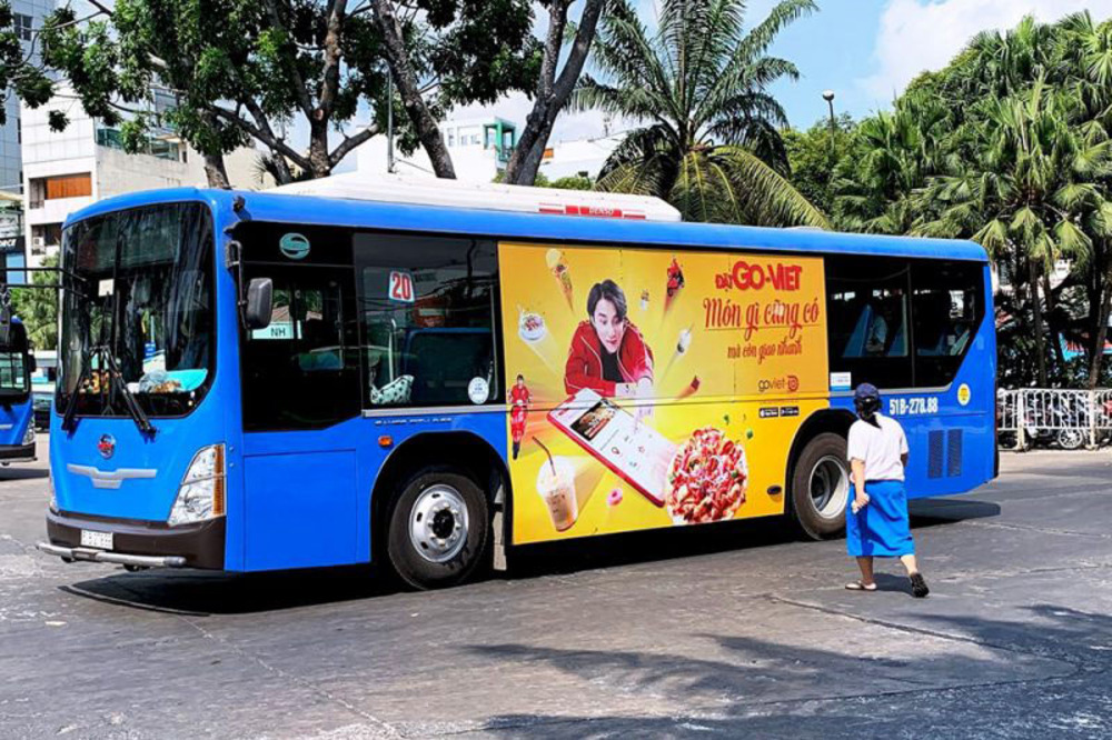 Quảng cáo tràn kính xe bus - Banner di động trên đường phố